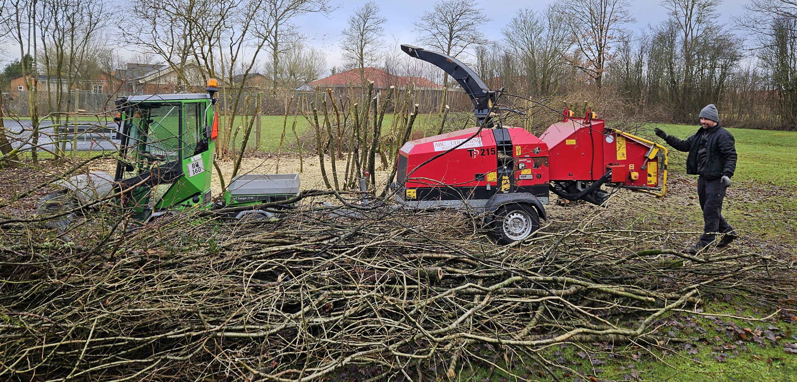Flisning i fuld gang - Ejerforeningen Præstehaven, Gjellerup